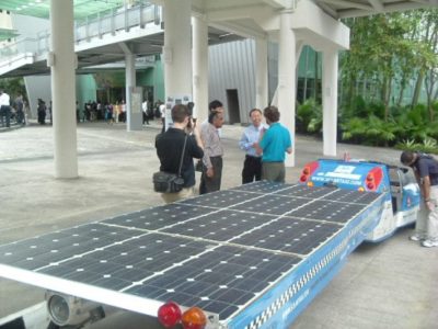 Un taxi solar recorre el mundo contra el calentamiento global ...