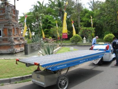 Un taxi solar recorre el mundo contra el calentamiento global ...