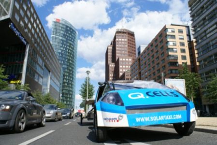 Un taxi solar recorre el mundo contra el calentamiento global ...